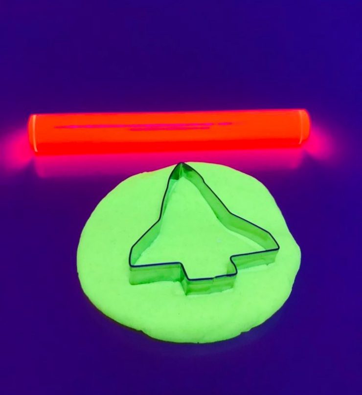 How to Make Fluorescent Playdough • Sensory Soup